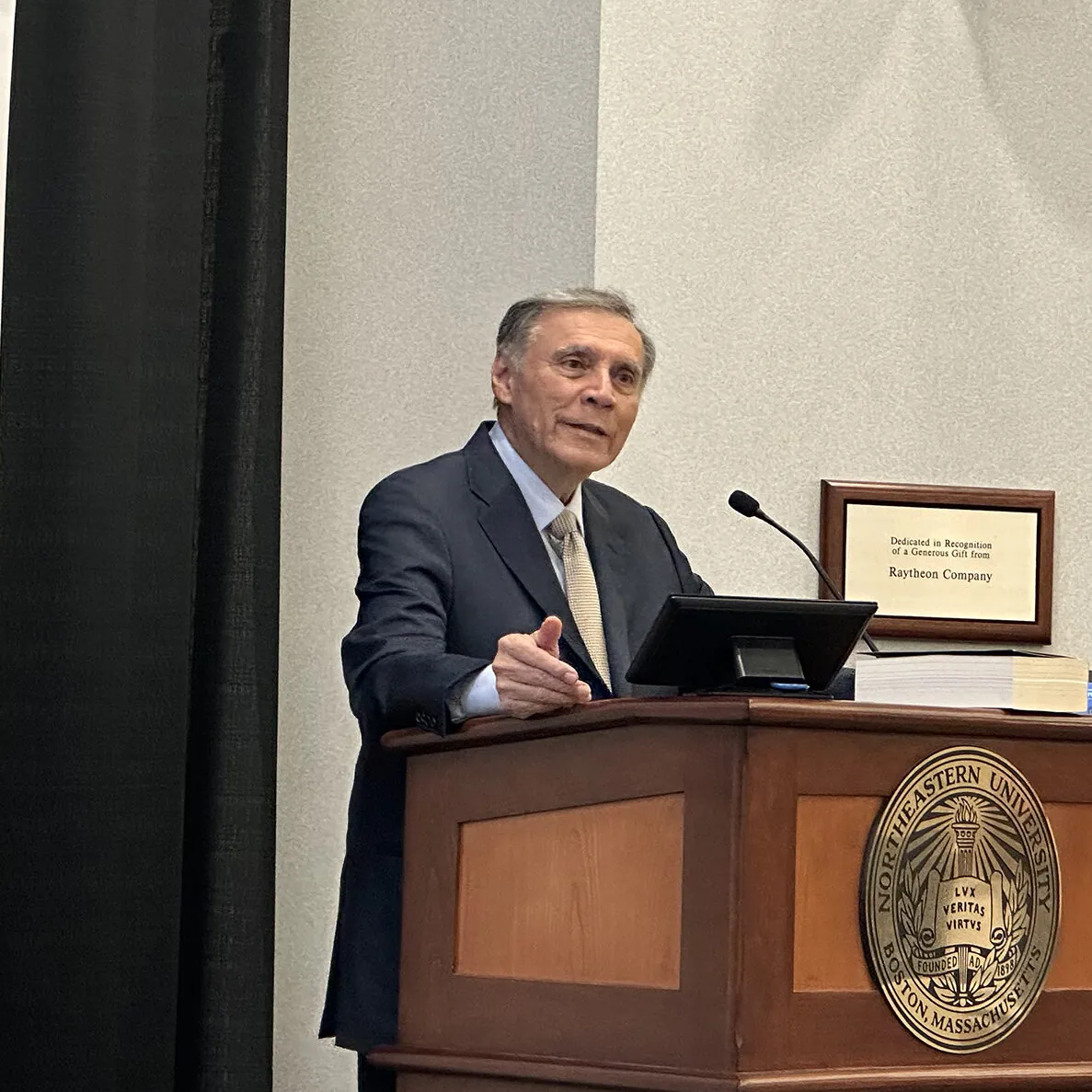 Latin American Business Club hosts Ecuadorian President Jamil Mahuad ...